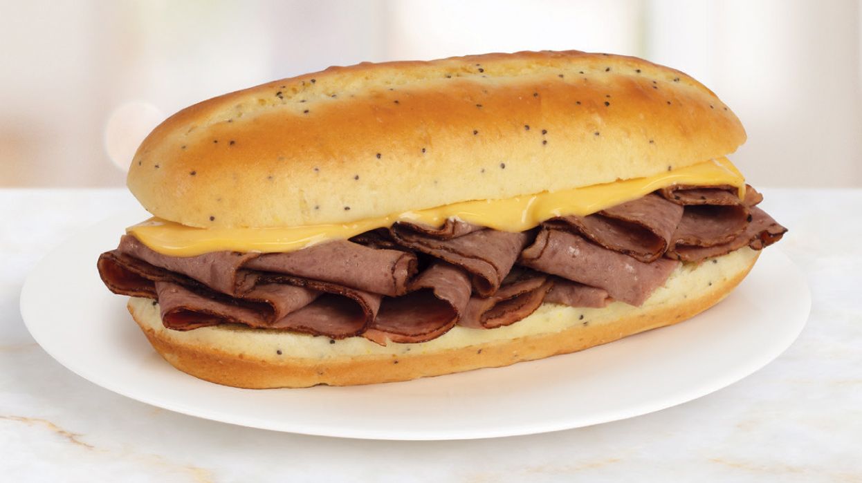 Raybern Seasoned Roast Beef with Cheddar Cheese On Onion and Poppy Seed ...